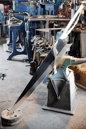 Swordsmith Builds Ichigo’s Zangetsu Sword | Daily Anime Art